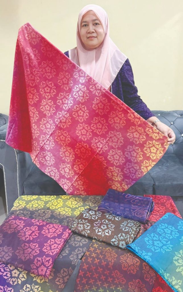 Batik Perak Tonjol Corak Bunga Kelumpang - Perak Sejahtera 2030